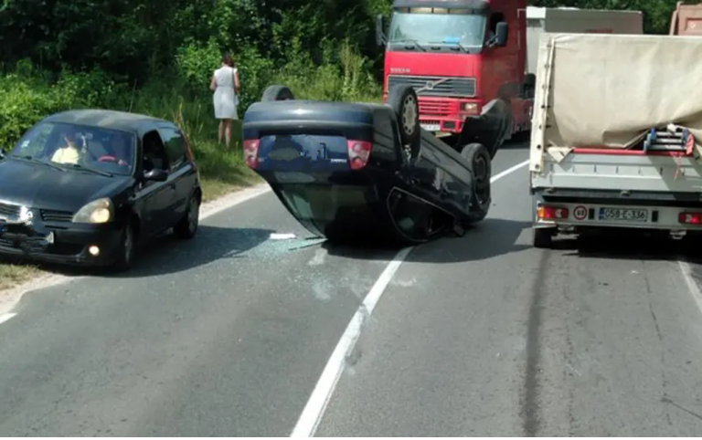Vozači OPREZ - Automobil završio na krovu kod Banjaluke - Faktor magazin Vozači OPREZ - Automobil završio na krovu kod Banjaluke - Faktor magazin