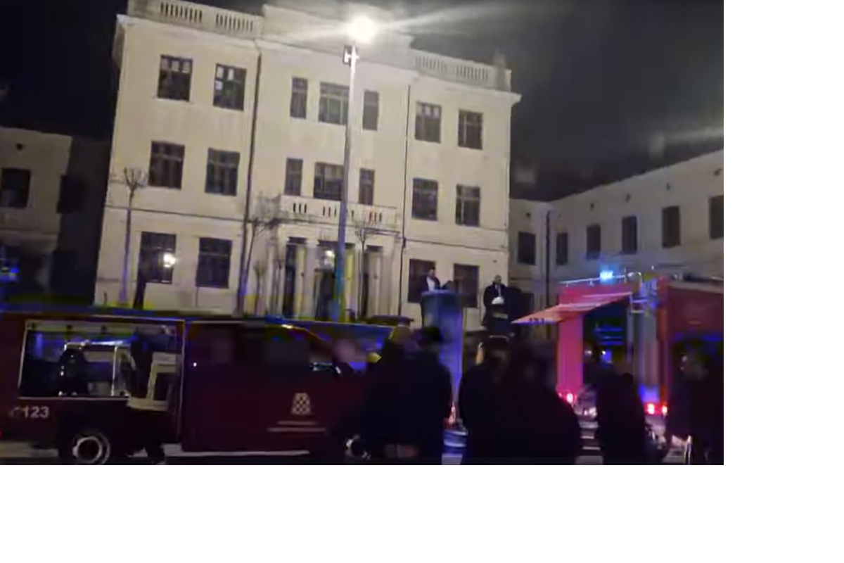 GORI ZGRADA GIMNAZIJE, UČENICI EVAKUISANI Na terenu vatrogasna jedinica ...